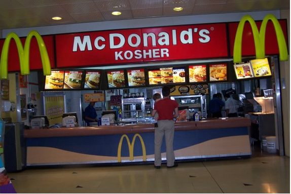 Top 10 spécialités locales chez McDo | Bob le Chef