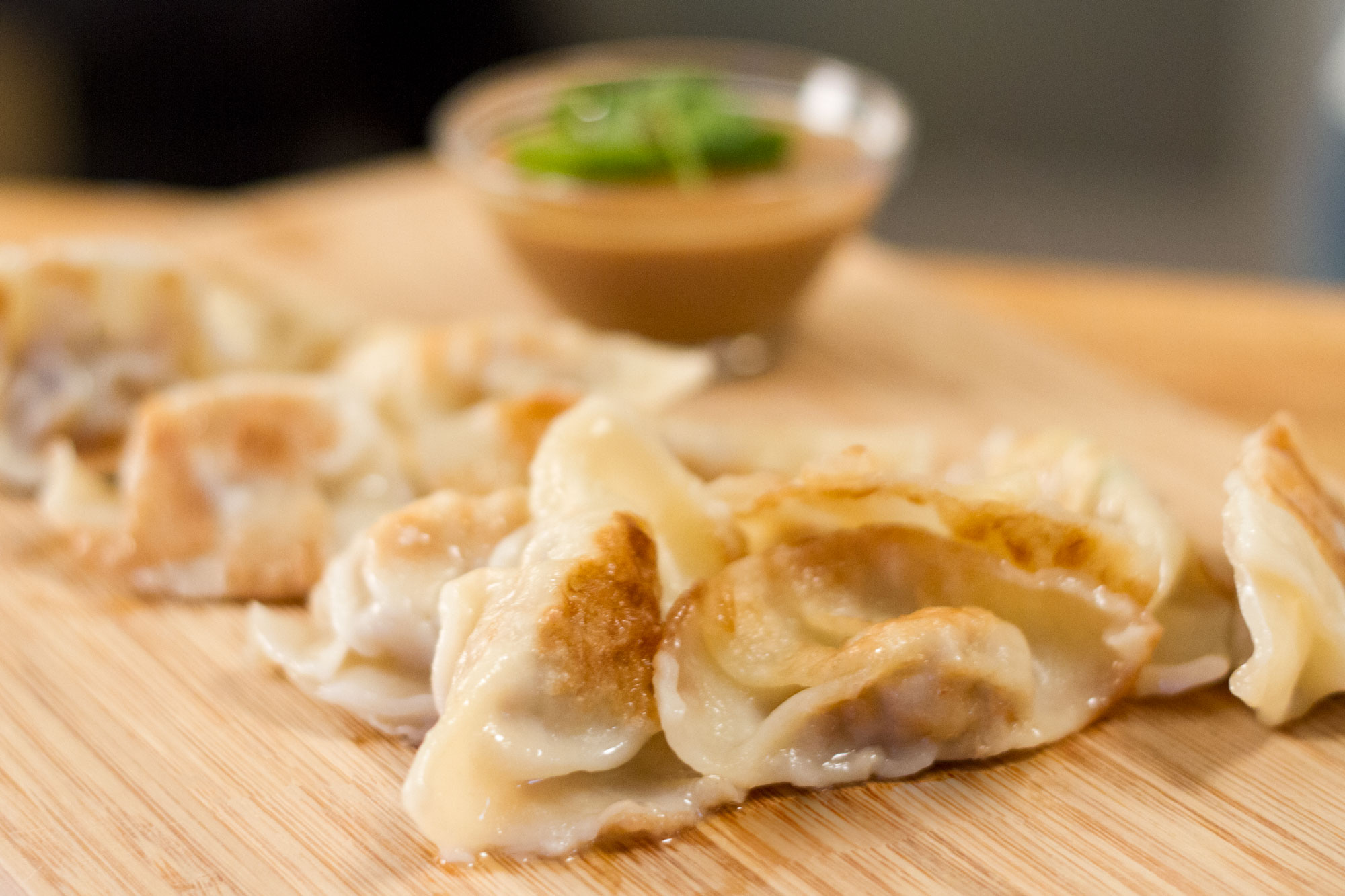 Dumplings au porc et crevettes & sauce aux arachides selon Wille | Bob ...